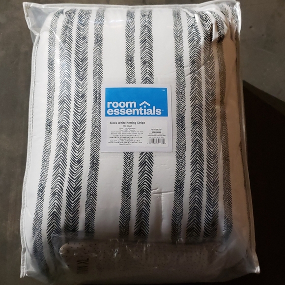 Room Essentials | Bedding | New 5pc Bedding Comforter Set Blackwhite ...